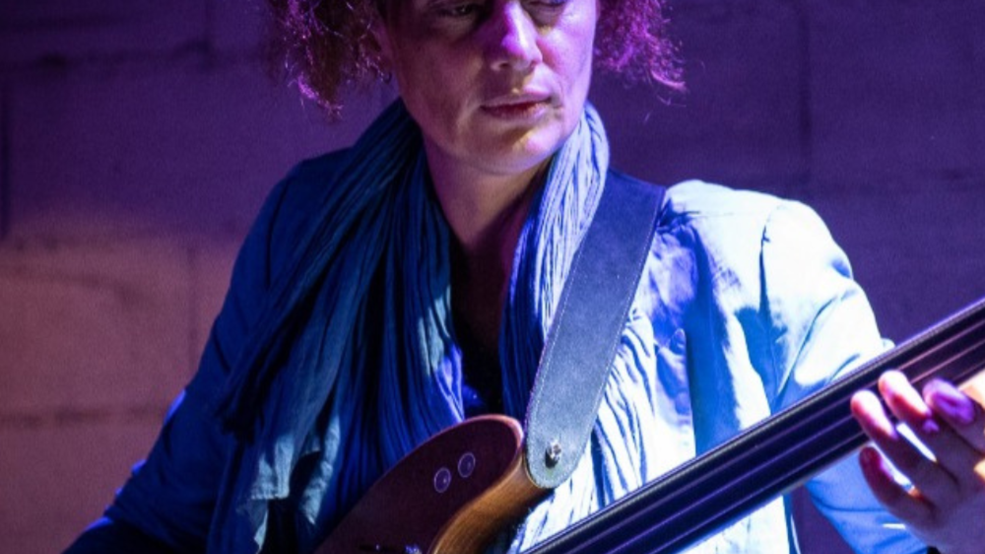 "FKBass", solo de basse augmentée par Floy Krouchi au Théâtre Sainte ...